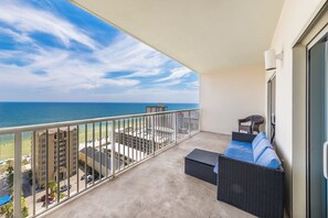 Apartamento Comfort em Condomínio Fechado, 2 quartos, varanda, vista para a praia | Varanda