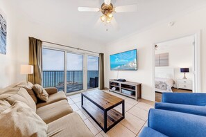 Apartamento Comfort em Condomínio Fechado, 2 quartos, varanda, vista parcial para o oceano | Sala | Smart TV de 50 polegadas com canais por cabo 