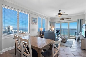 Apartamento Familiar em Condomínio Fechado, 2 quartos, varanda, vista para a praia | Refeições no quarto