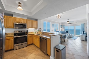 Apartamento Familiar em Condomínio Fechado, 2 quartos, varanda, vista para a praia | Cozinha privada | Um frigorífico, um micro-ondas, um forno, uma placa de cozinha 