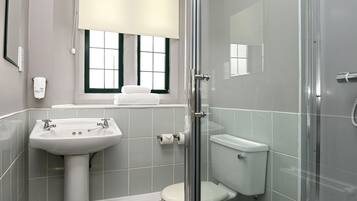 Chuveiro, produtos de toalete grátis, toalhas de banho