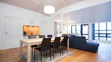 Penthouse, Vista para a cidade | Sala | Televisor de ecrã plano de 65 polegadas com canais por cabo