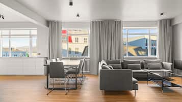 Apartamento Tradicional, Vista para a cidade | Sala de estar | Televisor de ecrã plano de 65 polegadas com canais por cabo