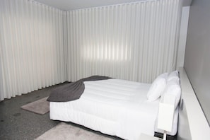 Escrivaninha, berços (sobretaxa), Wi-Fi de cortesia, roupa de cama