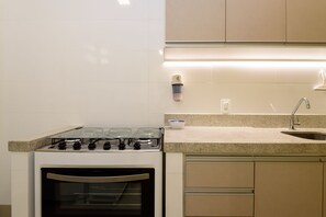 Apartamento Clássico, várias camas, não fumadores | Cozinha privada | Um frigorífico/congelador grande, um micro-ondas, uma placa de cozinha 