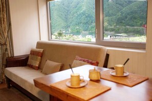 Suite | Sala de estar | Televisor de ecrã plano de 42 polegadas com canais digitais, televisor