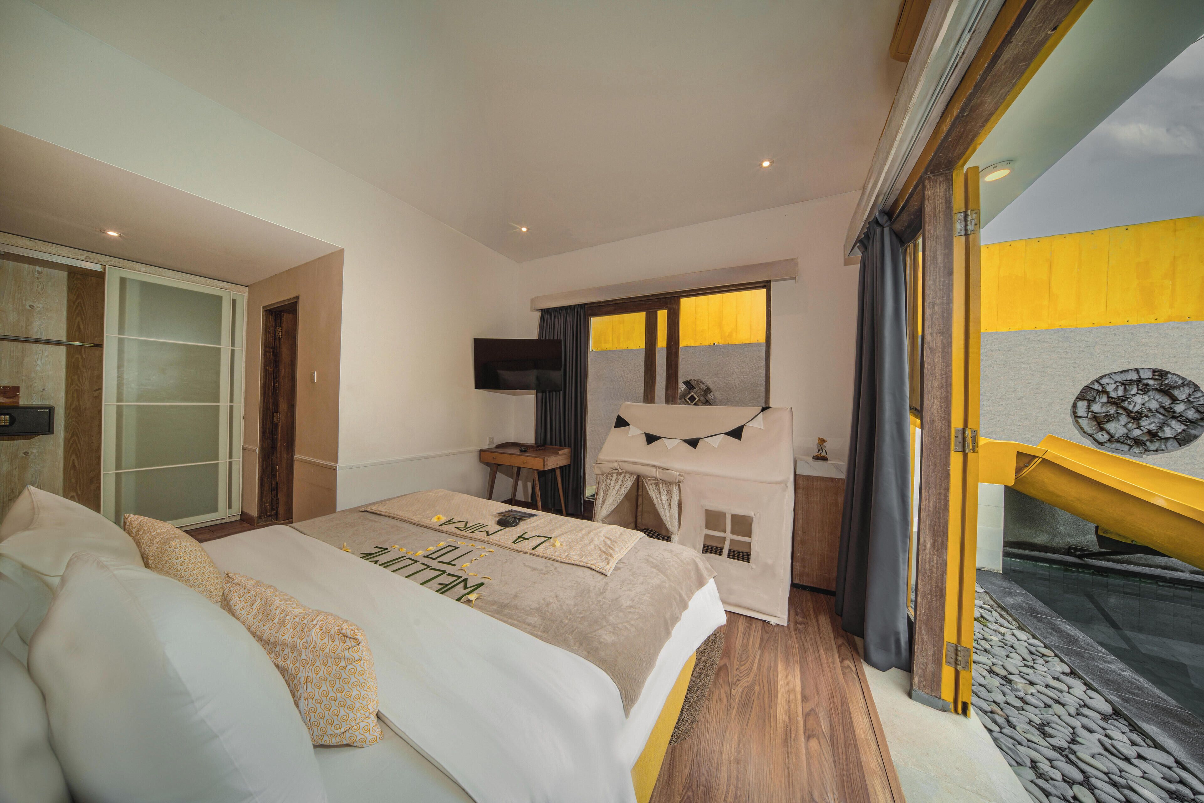 Royal 1 Bedroom Villa with Private Pool & Waterslide | Cofres nos quartos, escrivaninha, espaço de trabalho para notebook