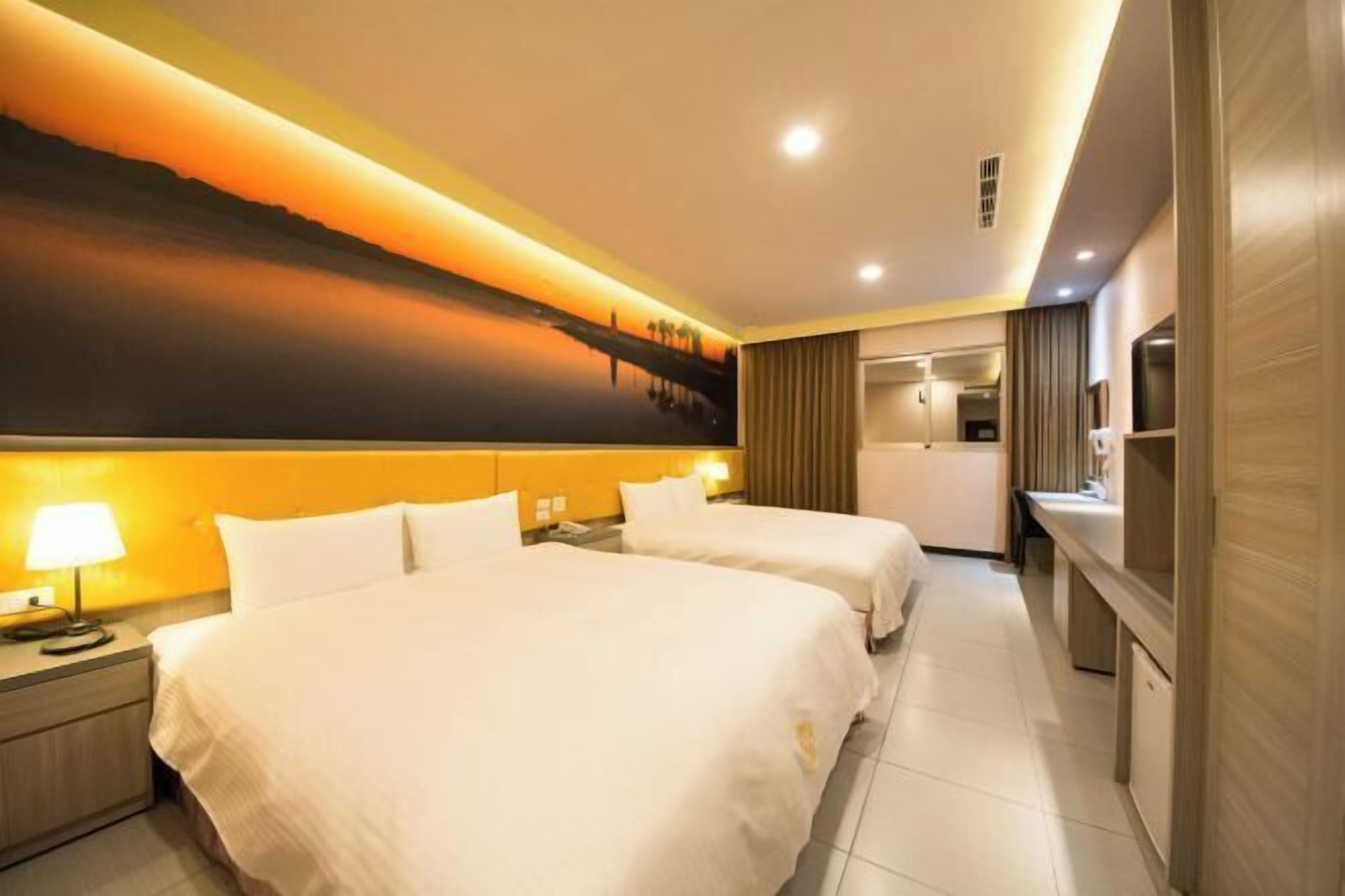 Escrivaninha, quartos à prova de som, Wi-Fi de cortesia, roupa de cama