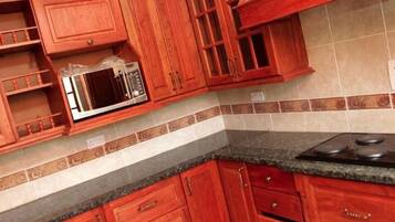 Apartamento | Cozinha privada | Geladeira, micro-ondas, fogão, cooktop