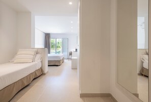 1 quarto, escrivaninha, cortinas blackout, ferros/tábuas de passar roupa