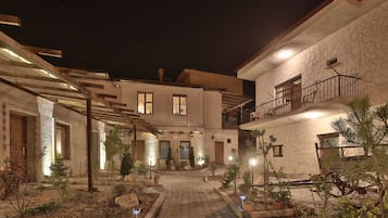 Fachada do alojamento (tarde/noite)
