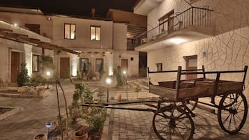 Fachada do alojamento (tarde/noite)