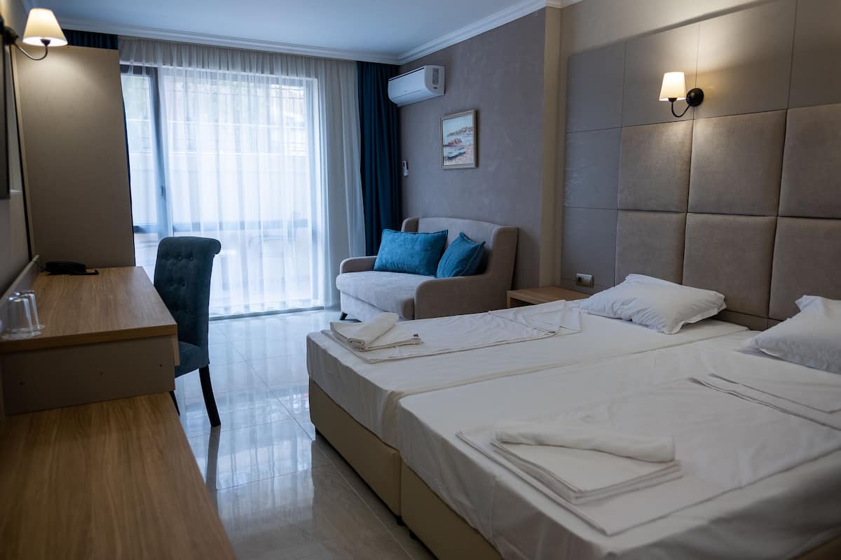 Quarto Twin, varanda, vista para o mar | Secretária, berços/camas para crianças grátis, Wi-fi grátis 