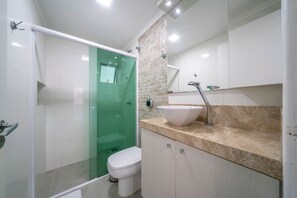 Apartamento | Casa de banho | Um polibã, toalhas fornecidas 