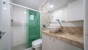 Apartamento | Casa de banho | Um polibã, toalhas fornecidas 