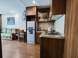 Um frigorífico, um micro-ondas, uma placa de cozinha 