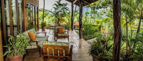 Casa Familiar, várias camas, não fumadores, vista parcial para o mar | Terraço/pátio interior