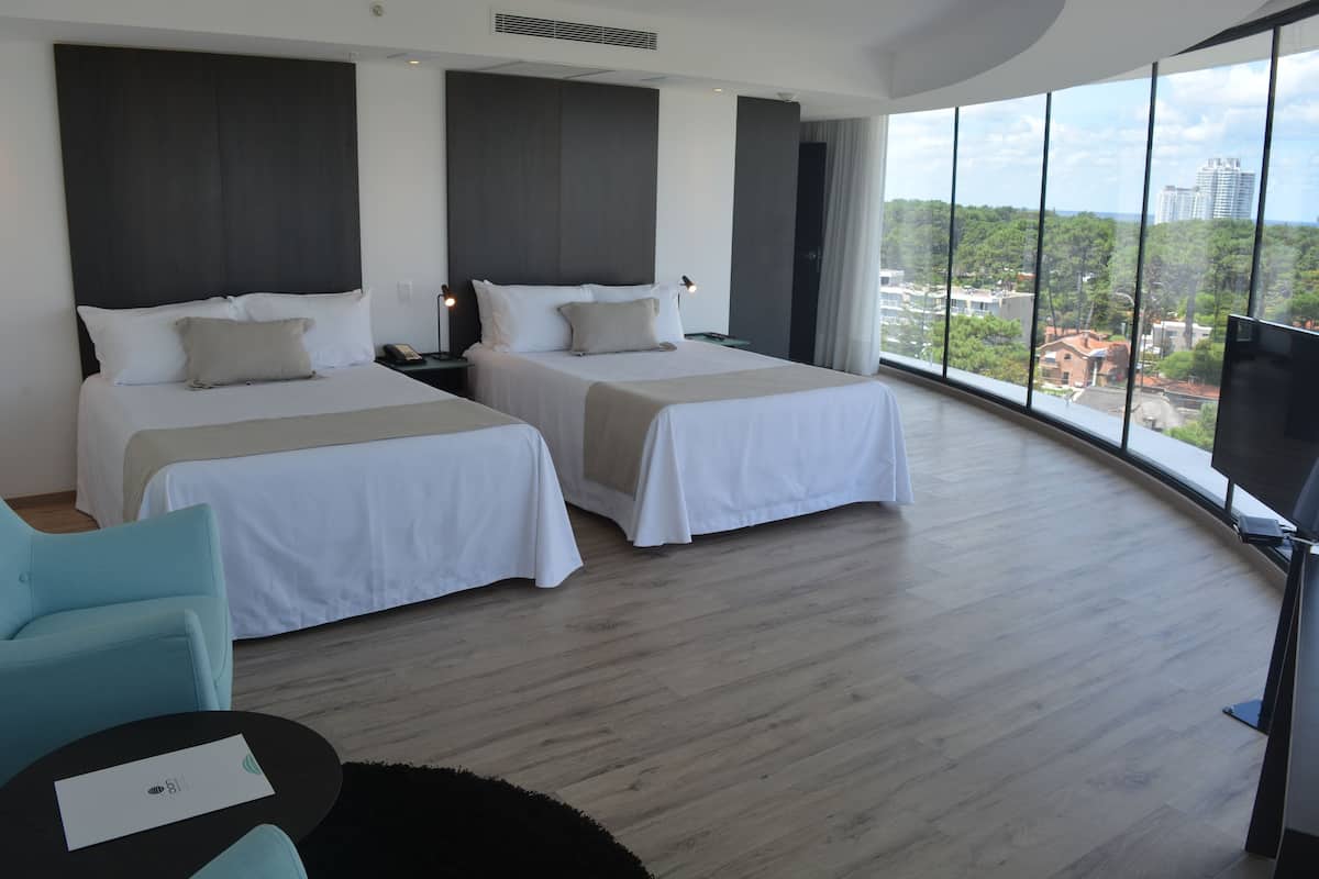 Roupa de alta qualidade, minibar, cofre no quarto, secretária