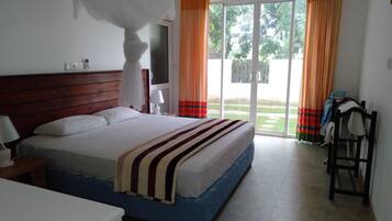 Quarto casal, acessível, vista para o jardim | Cofres nos quartos, escrivaninha, quartos à prova de som