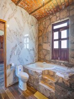 Quarto luxo, 1 cama King | Banheiro | Produtos de toalete grátis, toalhas de banho, sabonete, shampoo