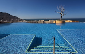 2 piscinas externas, guarda-sóis, espreguiçadeiras