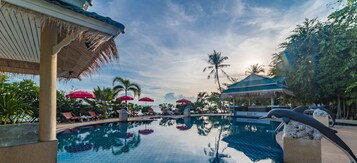 Piscina exterior, guarda-sóis, espreguiçadeiras 