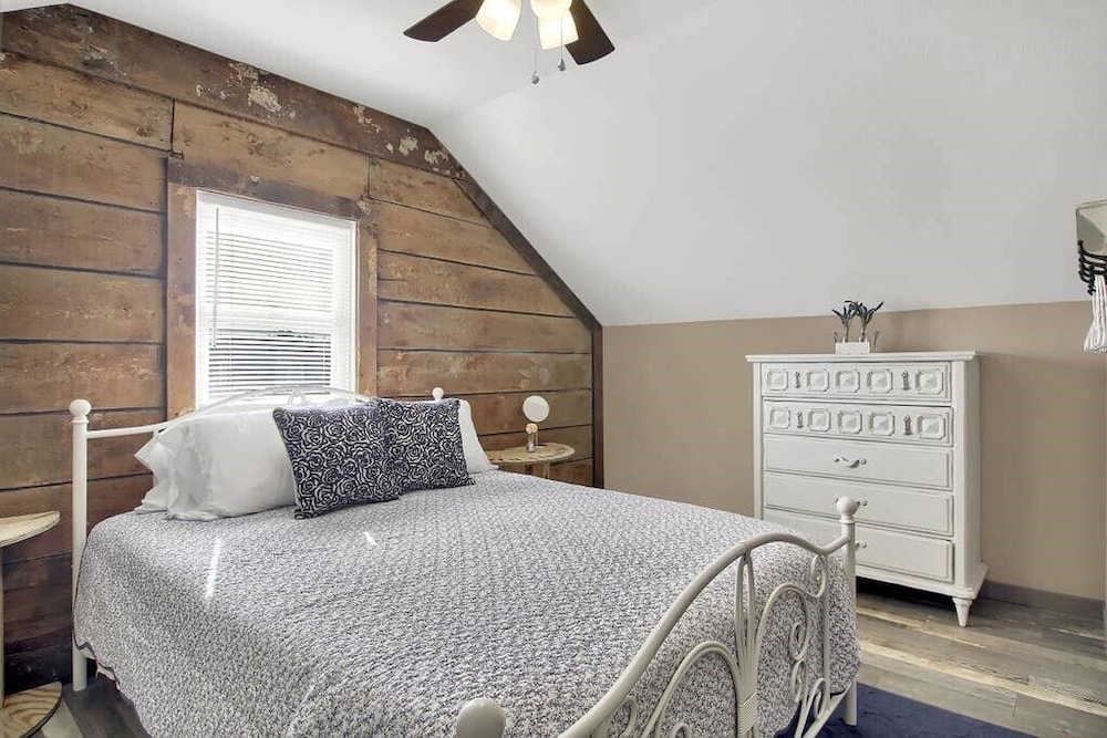 The Farmhouse Inn: 3 Bed, 3.5 Whole House Rental - Hermann, MO