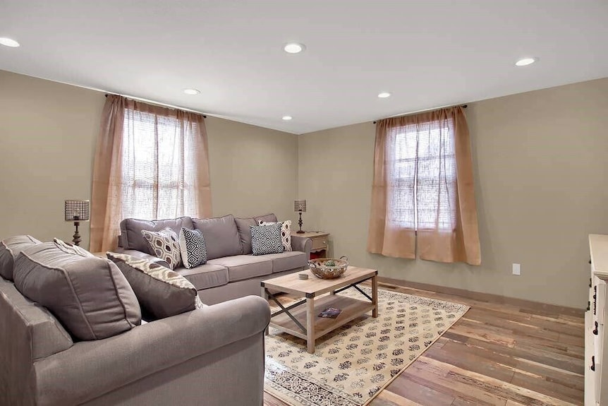 The Farmhouse Inn: 3 Bed, 3.5 Whole House Rental - Hermann, MO