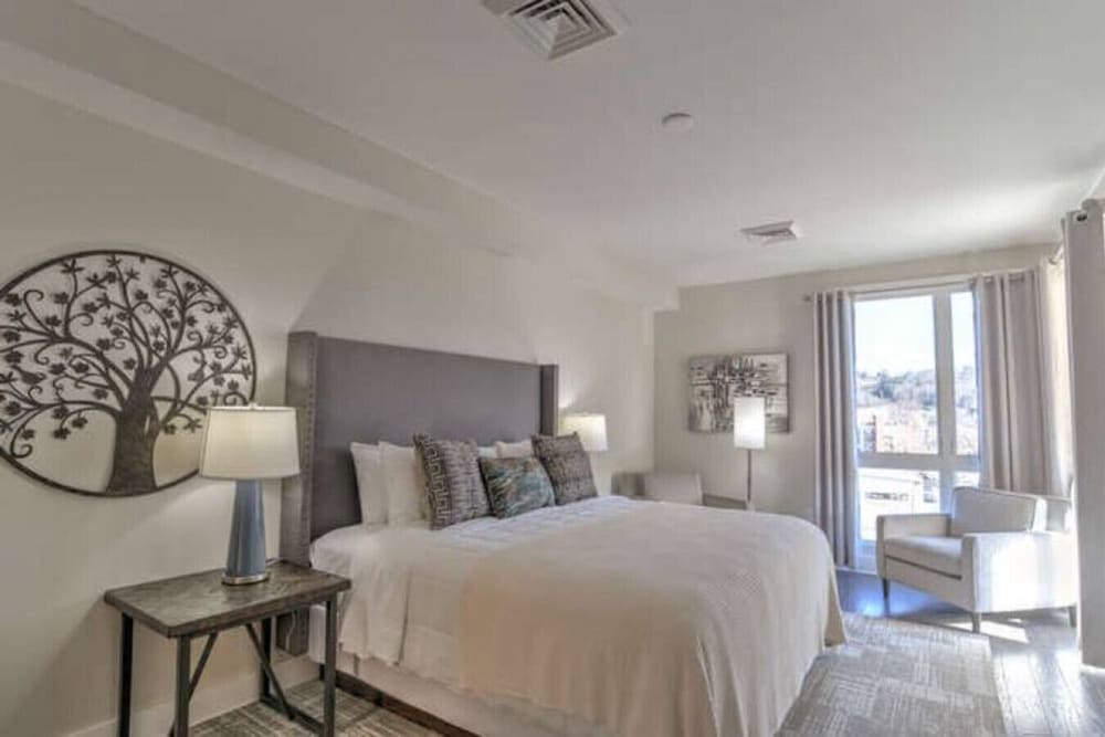 Roomy And Accessible Downtown Balcony Condo - Asheville, NC
