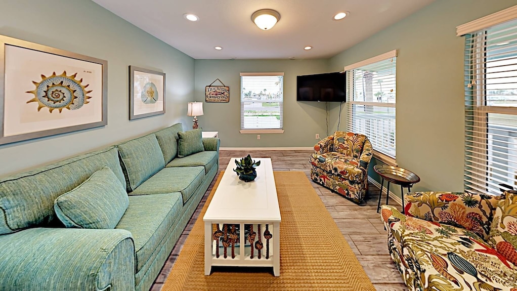 Large Fenced Yard, Screened In Porch, Golf Cart Access - Port Aransas, TX