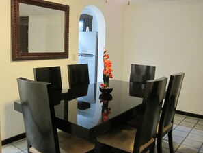 Apartamento, 2 camas Queen, acessível, vista para o jardim | Área de estar