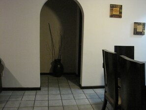 Apartamento, 2 camas Queen, acessível, vista para o jardim | Área de estar