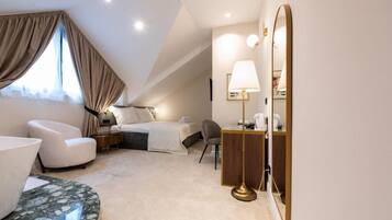 Quarto Duplo Premier | Casa de banho | Um polibã e uma banheira separados, um secador de cabelo, chinelos