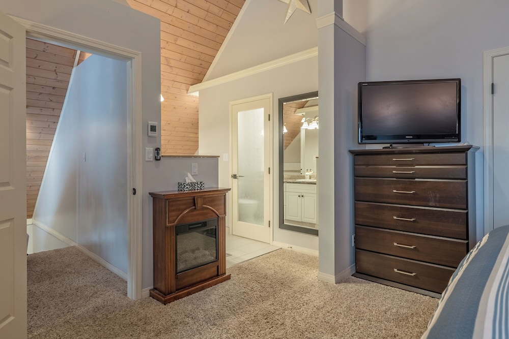 One Of A Kind Upscale Home W/laundry, Private Hot Tub, Media Room & Pet Friendly - British Columbia
