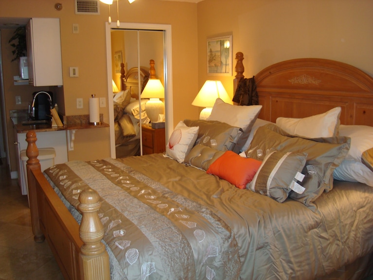 Ropa Estudio Opcional En La Comunidad Nudista Paradise Lakes Resort - Land O' Lakes, FL