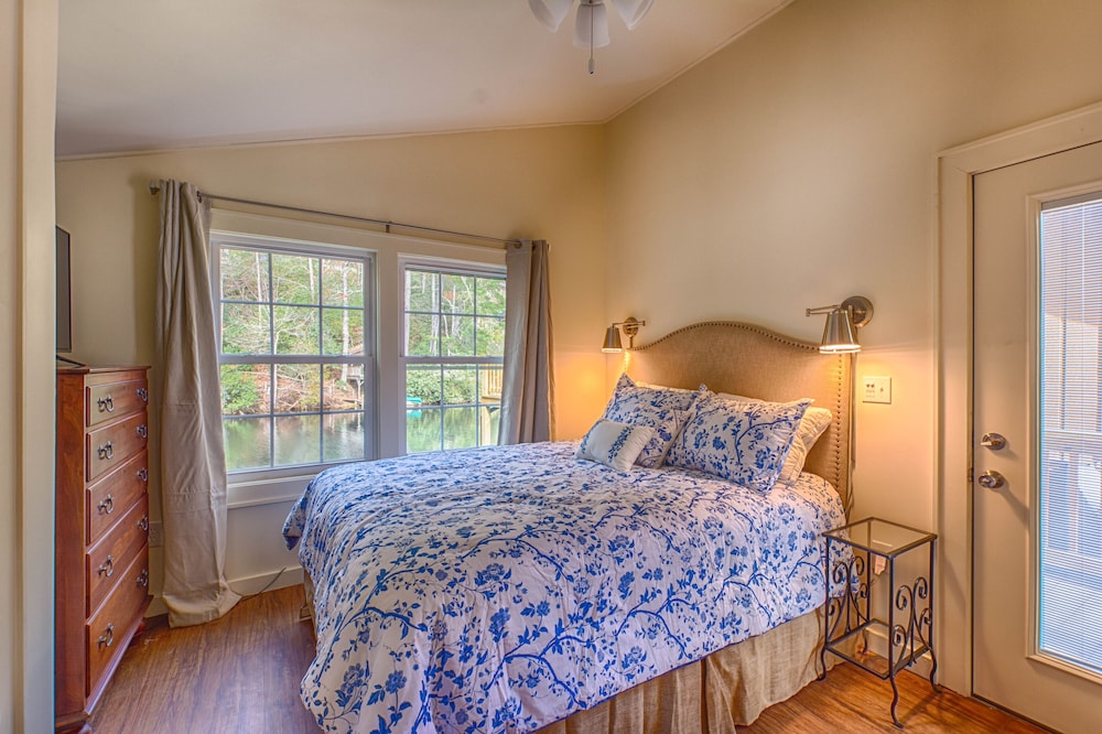 Mirror Lake Red Door Guest House-on Mirror Lake And 1.2 Miles From Main Street! - Highlands, NC