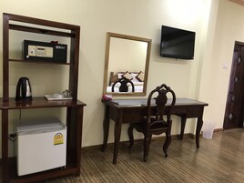 Quarto quádruplo básico, 2 camas Queen, para não fumantes | Comodidades do quarto