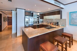 Um frigorífico, um micro-ondas, uma placa de cozinha