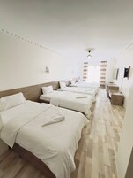 Quarto Familiar, não fumadores | Minibar, secretária adequada para computadores portáteis 