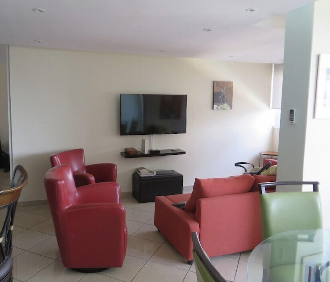 Condado Del Mar, Appartement Moderne De 2 Chambres à Coucher Sur La Plage. . . Avec Une Piscine! - San Juan