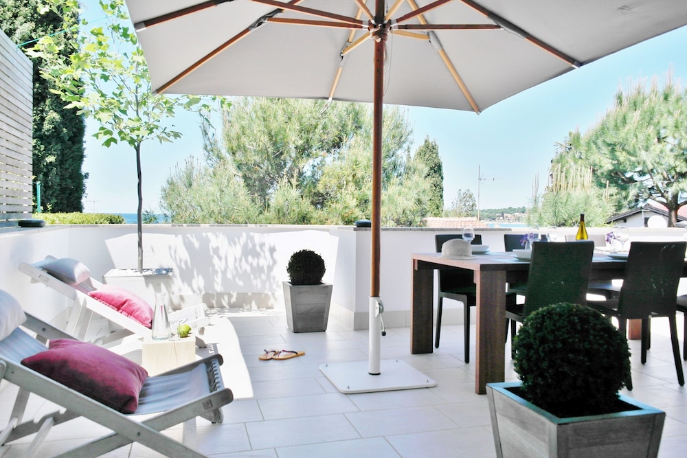 Maison D'été Rénovée Près De La Plage Avec Vue Sur La Mer - Novigrad