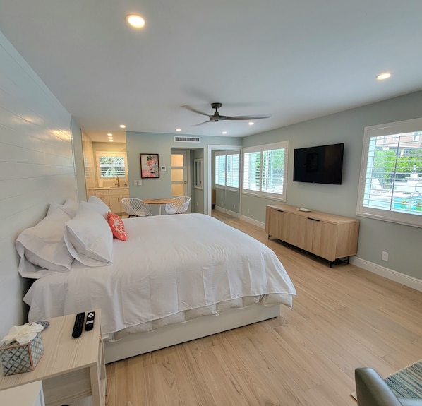 One Block To The Beach, Restaurants & Shopping!!! - Naples, FL