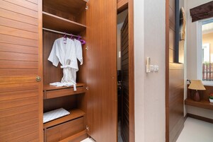 Chuveiro, secador de cabelo, roupões de banho, chinelos