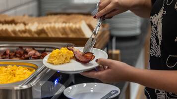 Café da manhã com buffet grátis todos os dias