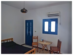 Dormitório compartilhado básico, 2 camas de solteiro, banheiro privativo | Roupa de cama