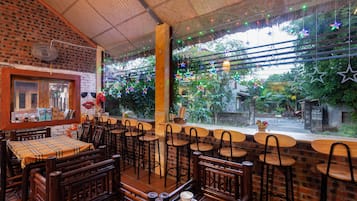 Café da manhã, almoço e jantar; culinária local