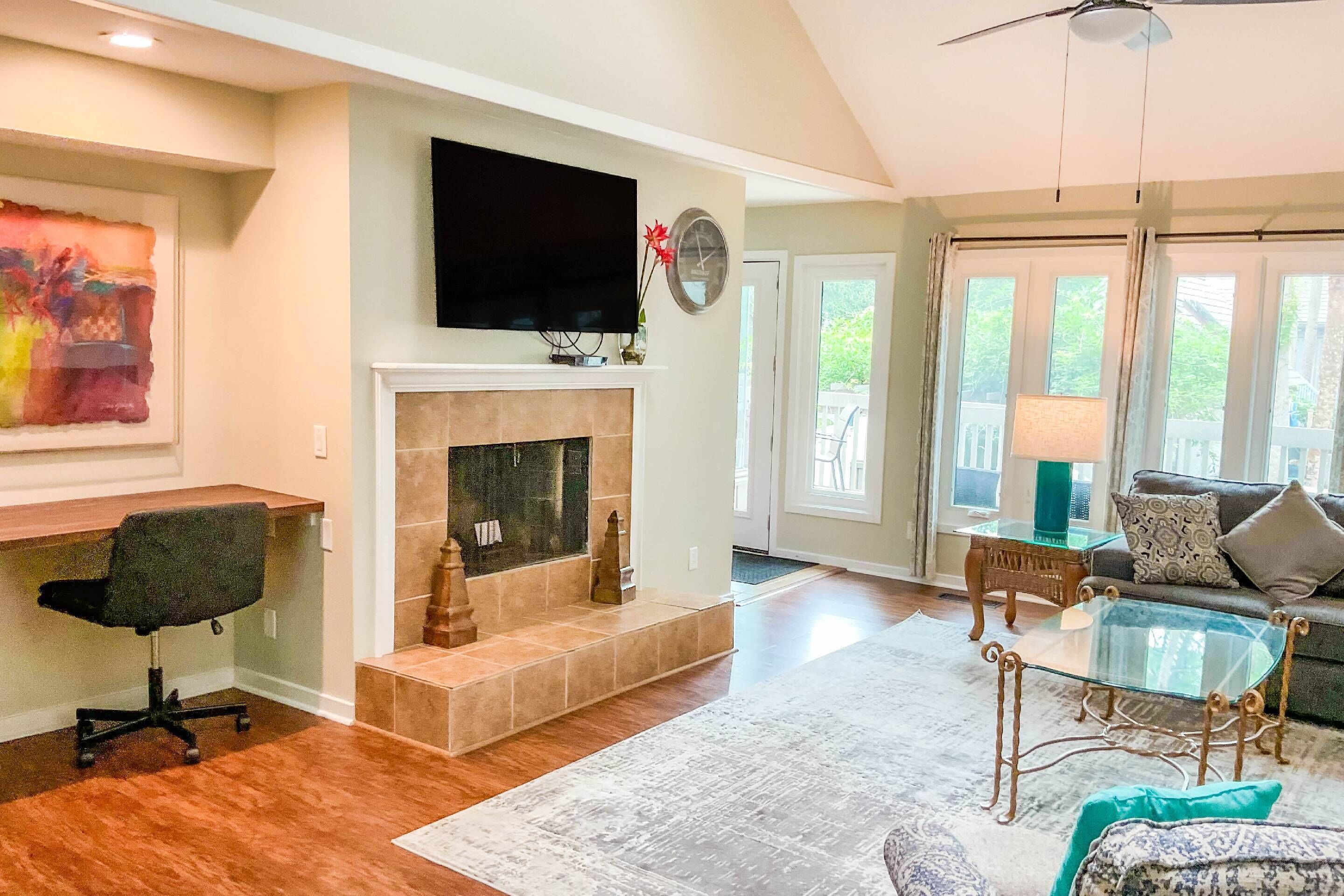 1 Minute Walk To Beach!  Relaxing Beach Retreat W/ Great Deck Overlooking The Community Pool. - Hilton Head Island, SC