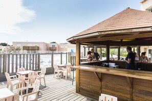 Bar à beira da piscina