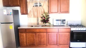 Geladeira, micro-ondas, fogão, cooktop
