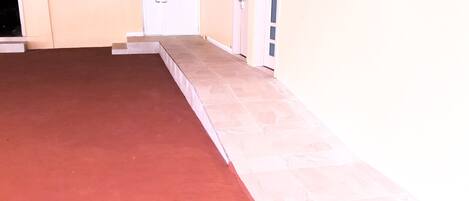 Uma área de recepção com tapete vermelho, um balcão de recepção e uma placa com a inscrição 'RECEPTIONIST'.